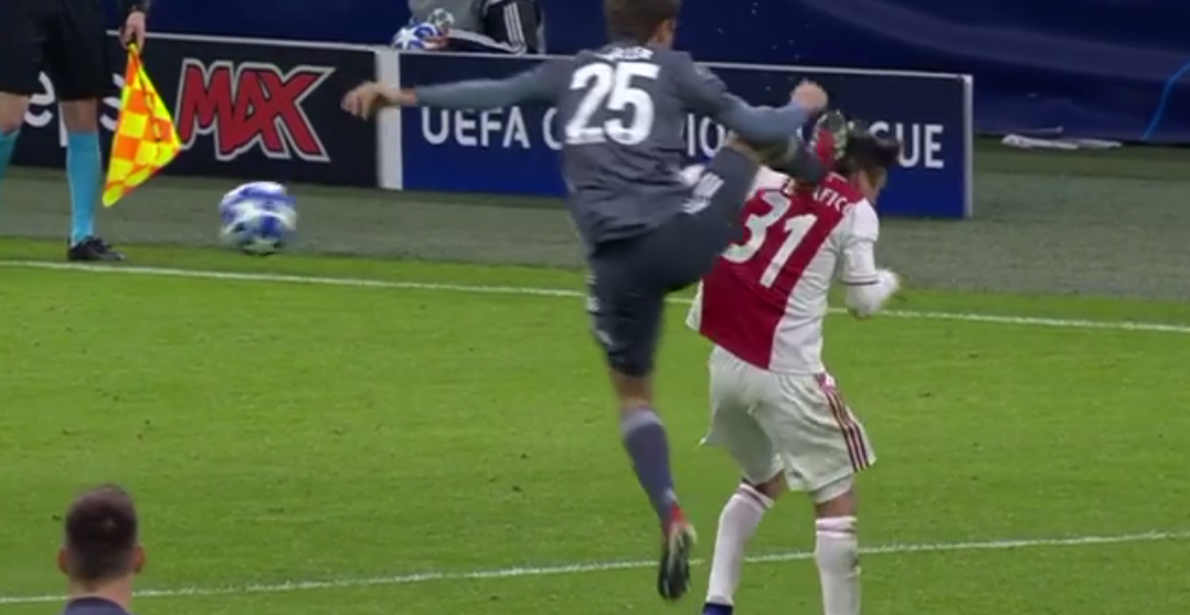Champions League, il fallo killer di Müller / VIDEO