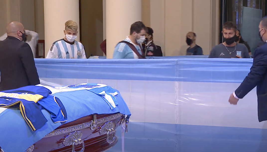 Maradona, la camera ardente in diretta / VIDEO - LIVE