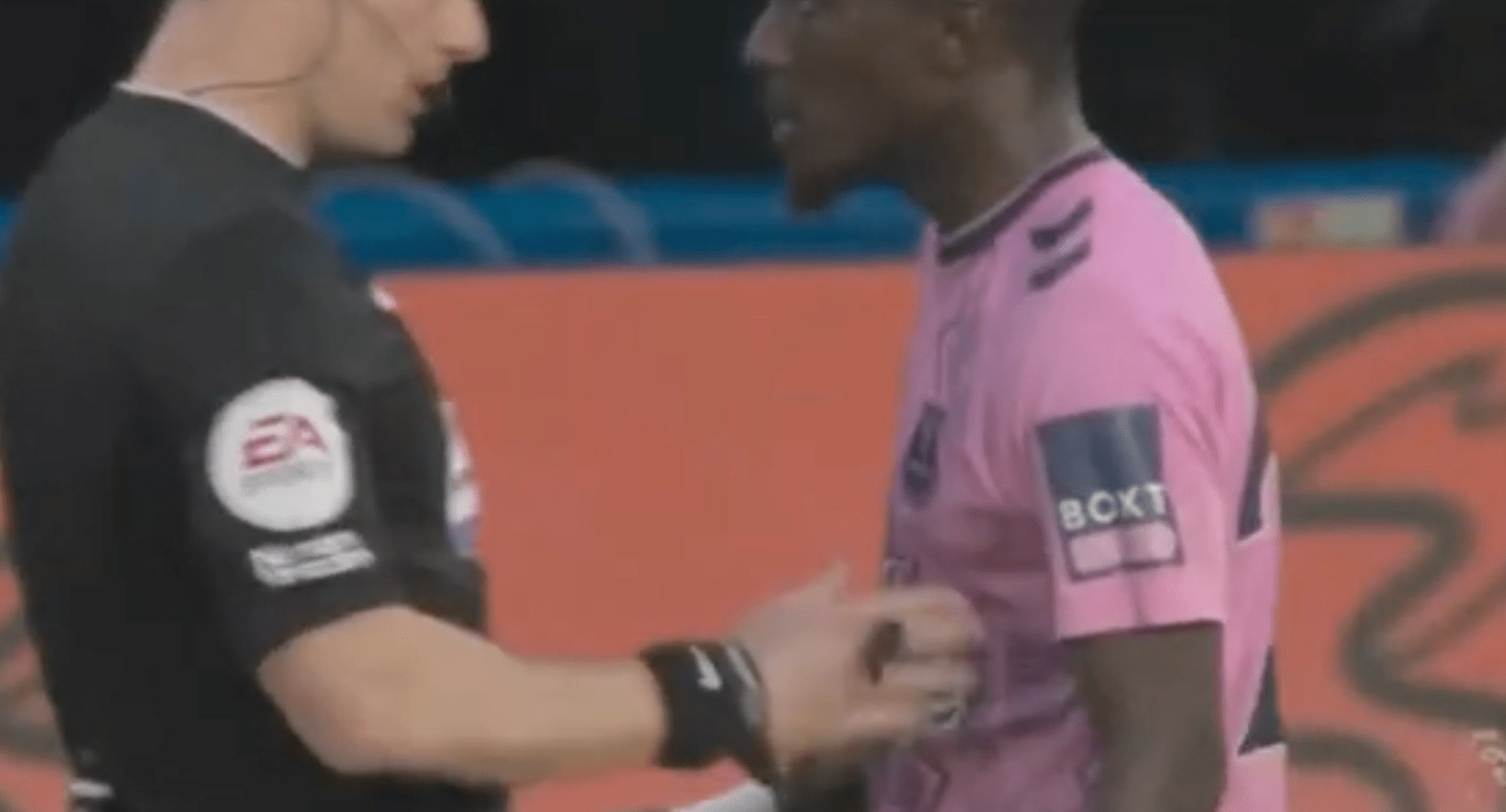 Un po' di rosa in Premier League: l'Everton sembra il Palermo / FOTO