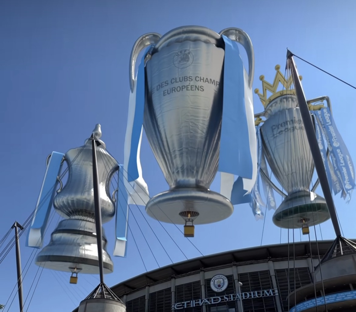 Il Manchester City festeggia il Treble in grande stile: trofei 'sospesi ...