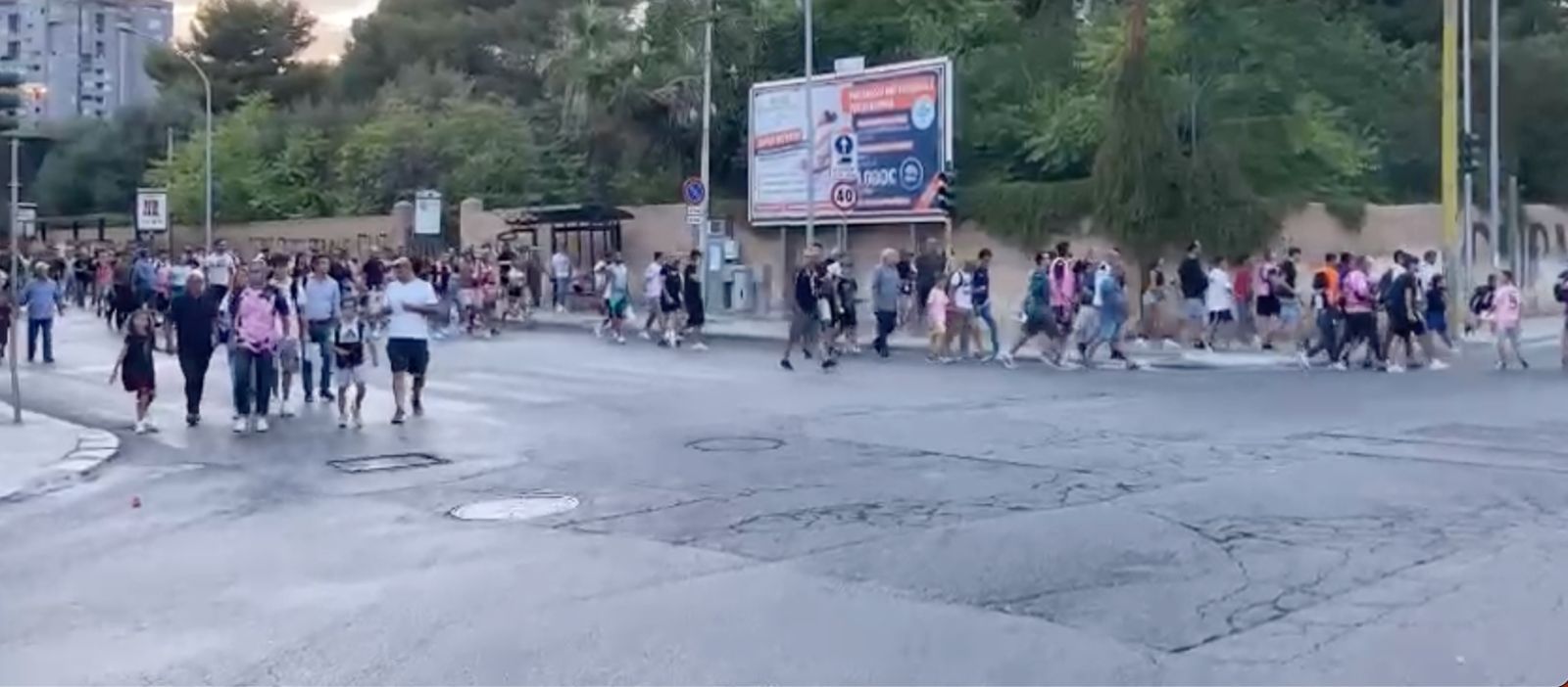 Palermo - Cosenza, lunghe code ai tornelli nel pre partita: ecco perché Palermo - Cosenza, lunghe code ai tornelli nel pre partita: ecco perché