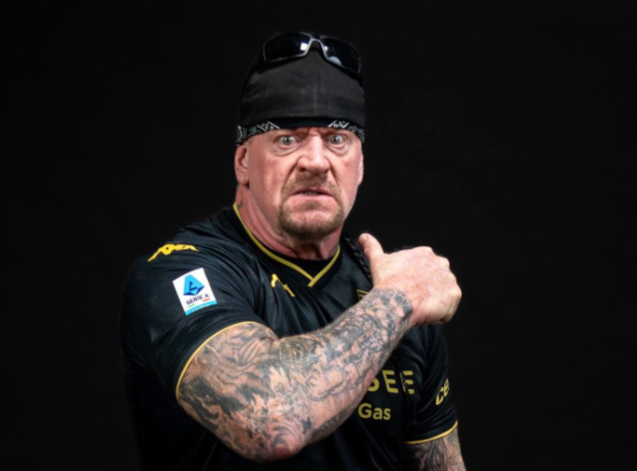 Undertaker con la maglia del Genoa: la star del wrestling è il ...