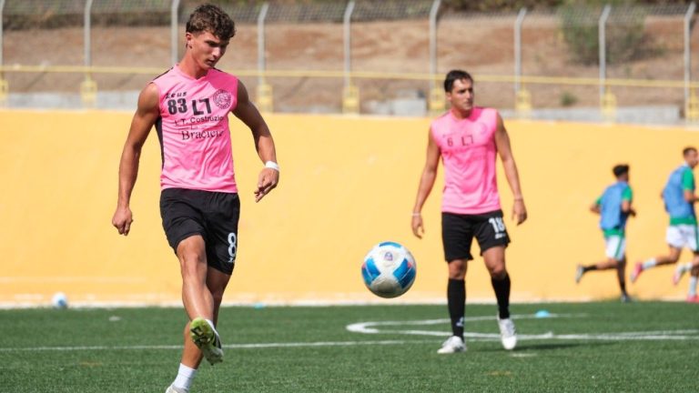 ORE 16 – INIZIA LA PARTITA. Athletic in maglia rosa e pantaloncini neri ...